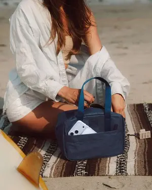 OUT OF THE WOODS Leo Lunch Cooler - Navy
