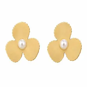 SILVER MOON Silver Moon Trillium Gold Vermeil Pearl Earrings White/gold