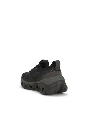 On X Tempo In Black