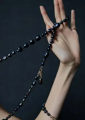 LUCY DELIUS Chaos Pearl Bracelet