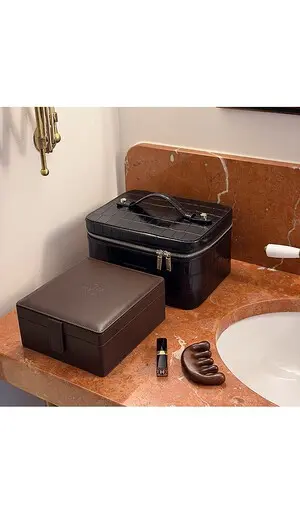 ETOILE COLLECTIVE Capsule Case In Brown