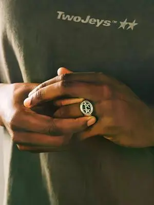 TWOJEYS Icon Signet Ring
