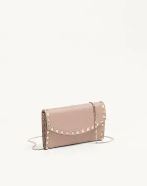 Valentino Garavani Rockstud Wallet With Chain In Grainy Calfskin - Poudre
