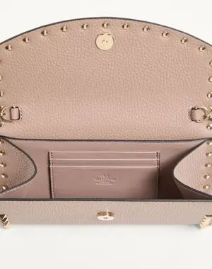Valentino Garavani Rockstud Wallet With Chain In Grainy Calfskin - Poudre