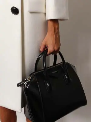 Givenchy Antigona Leather Shoulder Bag - Black