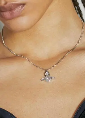 VIVIENNE WESTWOOD Carmela Bas Relief Pendant Necklace - Silver