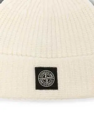 Stone Island Berretto A Coste Con Patch Logo