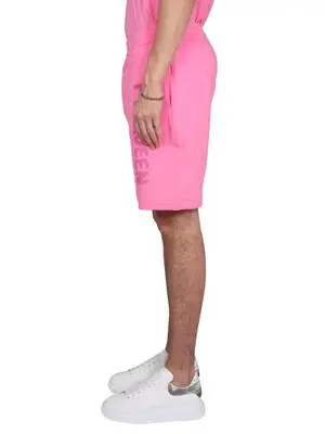 Alexander McQueen Bermuda Shorts With Graffiti Logo Print - Pink