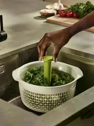 JOSEPH JOSEPH Spindola™ Perforated Salad Spinner