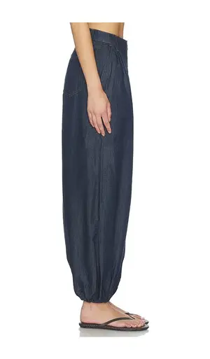 FRAME The Denim Balloon Pant In Blue