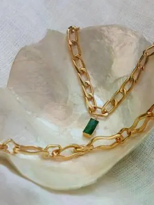OTTOMAN HANDS Emerald Pendant Chain Necklace