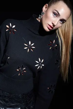 MAISON COMMON Turtle Neck Pullover With Eylet Embroidery