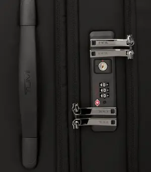 Tumi Medium Voyageur Léger Check-in Suitcase