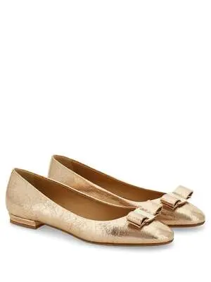 FERRAGAMO Vara Bow Craquelé Finish Leather Ballerinas - Silver