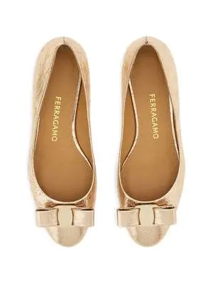 FERRAGAMO Vara Bow Craquelé Finish Leather Ballerinas - Silver