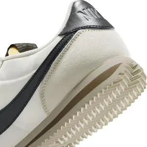 Nike Retro Low Top Casual Sneakers - White