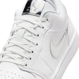 Nike Low Top Sneakers - No