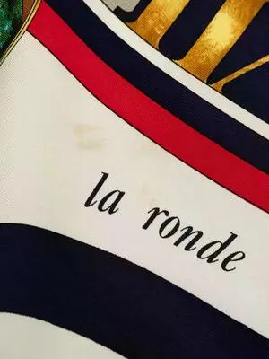 Hermès 2000-2026 Parmi Les Fleurs Je Compte Les Heures Silk Scarf 90 Scarves - Multicolour
