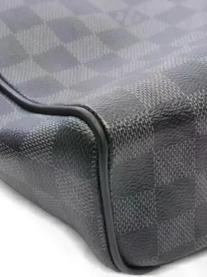LOUIS VUITTON 2017 Mm District Messenger Bag