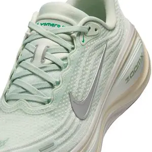 Nike Vomero Plus Low Top Lace-up Athletic Sneakers - Gray