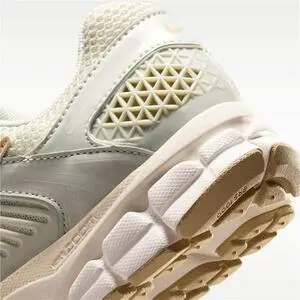 Nike Zoom Vomero 5 Layered Design Sneakers - Nude