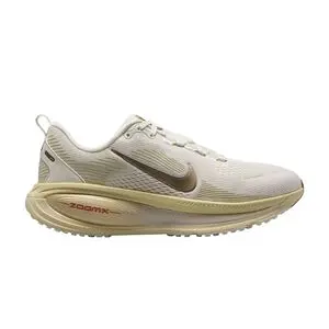 Nike Wmns Vomero 18 Sail White Light Khaki Hazelnut Metal Yellow Valley - Brown
