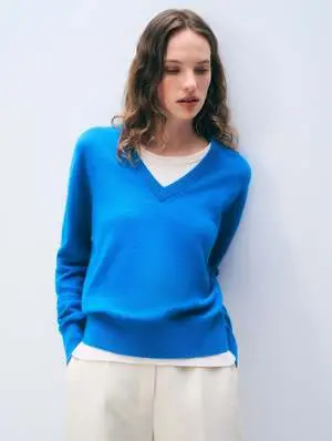 WHITE & WARREN White & Warren Cashmere V Neck In Bright Azure Bright Azure