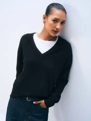 WHITE & WARREN Cashmere V-neck Sweater - Black