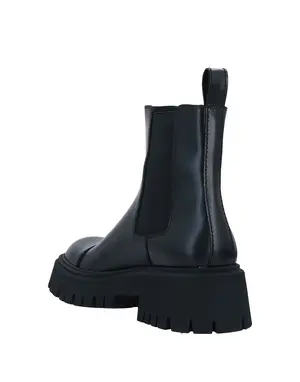 Balenciaga Fashionable Leather Chelsea Boots