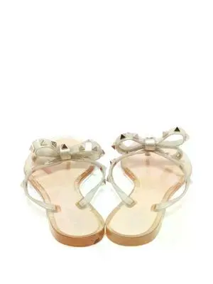Valentino Garavani Rockstud Bow Embellished Flip Flops - Silver