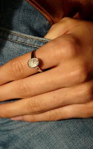 Moritz Glik 18k Gold Neue Oval Ring Petite