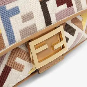 Fendi Logo Detailed Medium Baguette Bag
