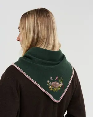 FABLE ENGLAND Hedgehog Embroidered Knitted Triangle Scarf - Dark Green