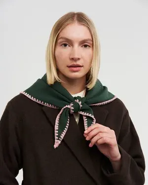FABLE ENGLAND Hedgehog Embroidered Knitted Triangle Scarf - Dark Green