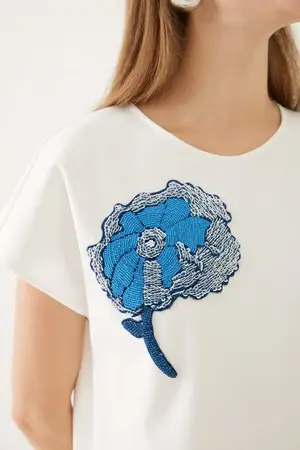 EXQUISE Embroidered Detail Crew Neck T Shirt
