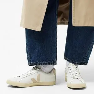 VEJA Leather Lowtop Sneakers - No