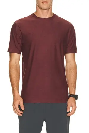 Vuori Strato Tech Tee In Red - Fig Heather