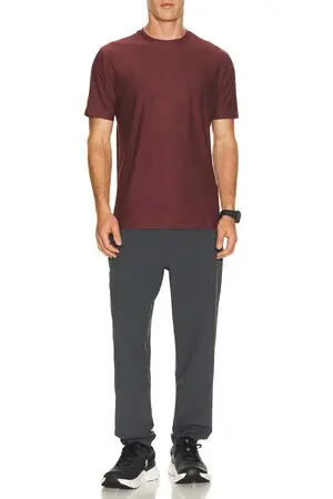 Vuori Strato Tech Tee In Red - Fig Heather