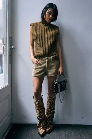R13 Effie Short