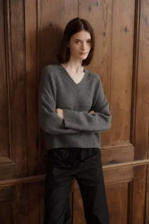 VIR VITA Filippa V-neck Cashmere Sweater - Stone Grey