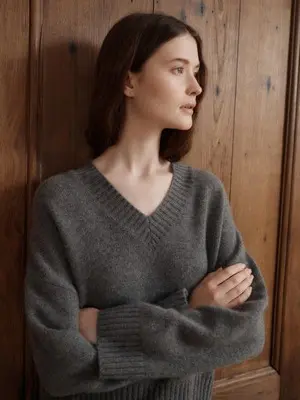 VIR VITA Filippa V-neck Cashmere Sweater - Stone Grey