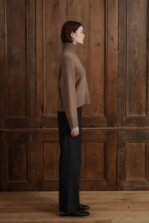 VIR VITA Maja Turtleneck Cashmere Sweater