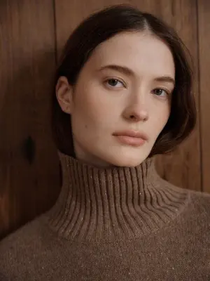 VIR VITA Maja Turtleneck Cashmere Sweater - Toasted Walnut