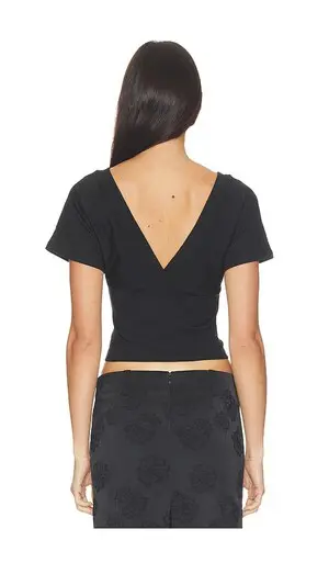Lioness Icon Tee In Black