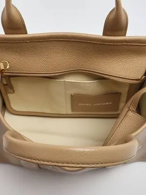 Marc Jacobs The Medium Tote Bag In Grained Leather With Printed Logo - Camel