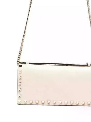 Valentino Garavani Rockstud Wallet With Chain In Grainy Calfskin - Neutrals