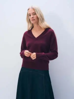 WHITE & WARREN Cashmere V Neck Sweater In Size - Sangria