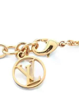 LOUIS VUITTON 2023 Essential V Necklace - Gold