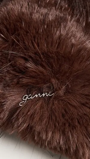 GANNI Straight Pile Faux Fur Stola