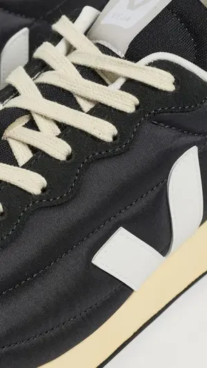 VEJA Belem Sneakers - Black/white
